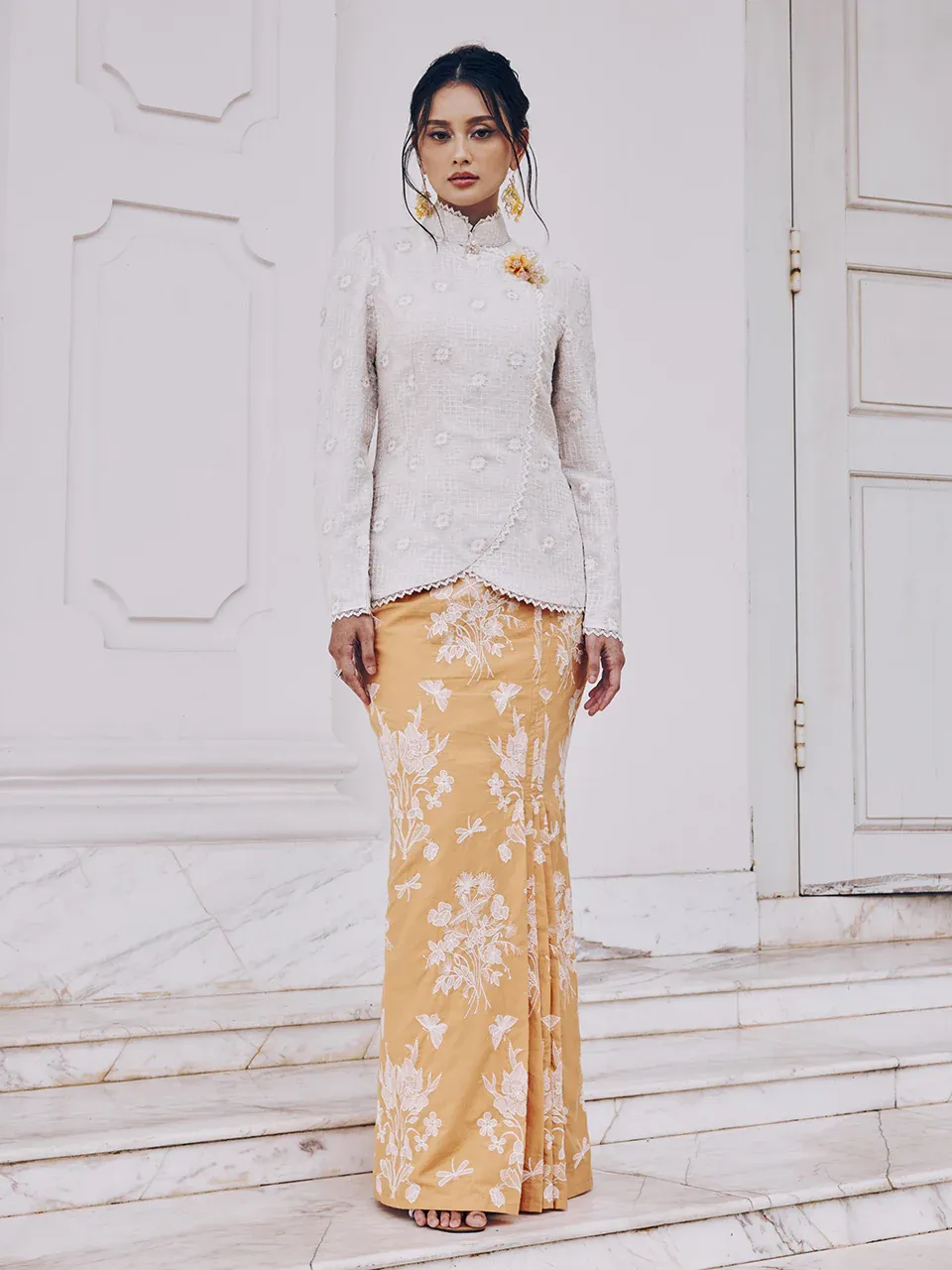 Innai Red Dian Baju Short Kebaya With Contrast Toned Skirt - Cream ...